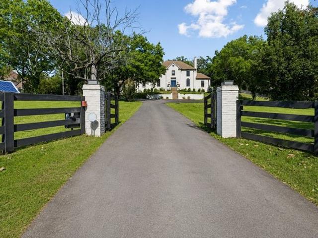 310 Deerwood Ln, Brentwood, TN 37027