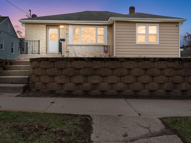310 Hyde Park Ave, Waukesha, WI 53188