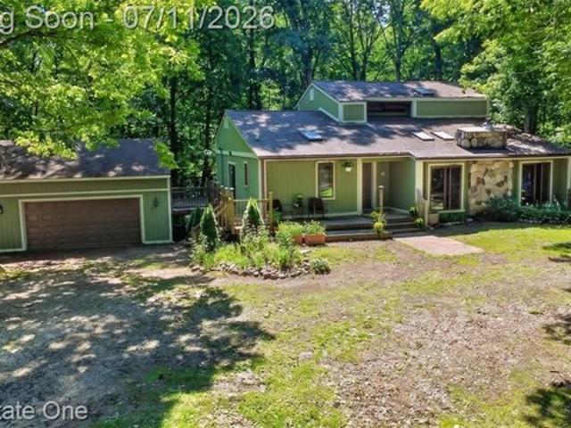 310 S Van Rd, Groveland Township, MI 48442