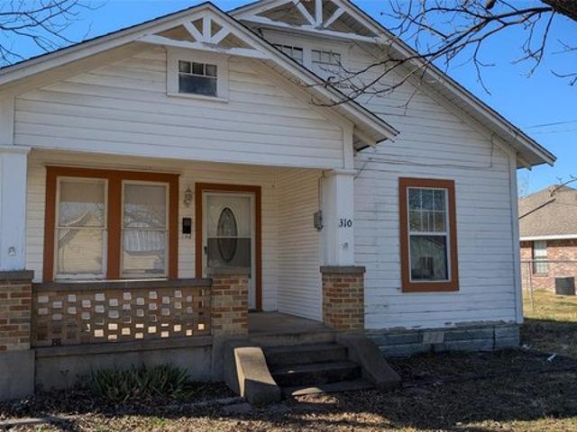 310 S Davis St, West, TX 76691