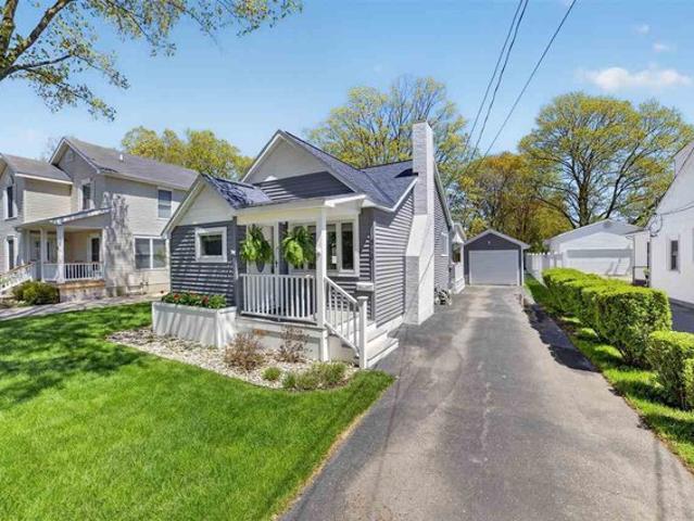310 Prospect St, Charlevoix, MI 49720