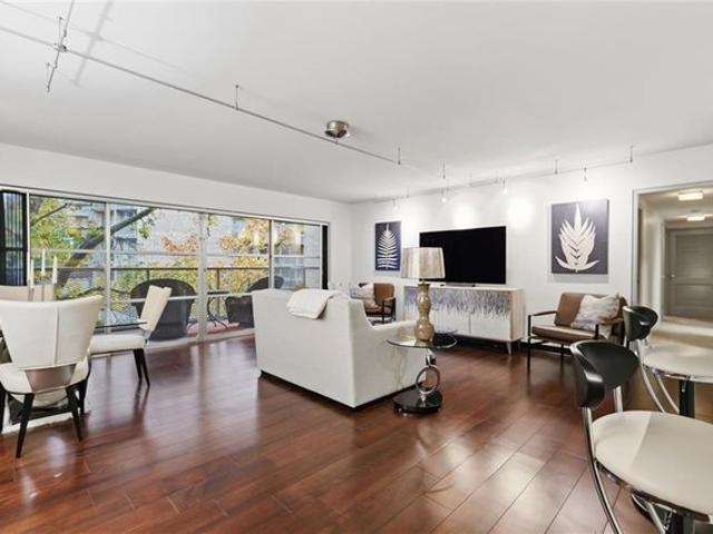 310 W 49th St Apt 403, Kansas City, MO 64112