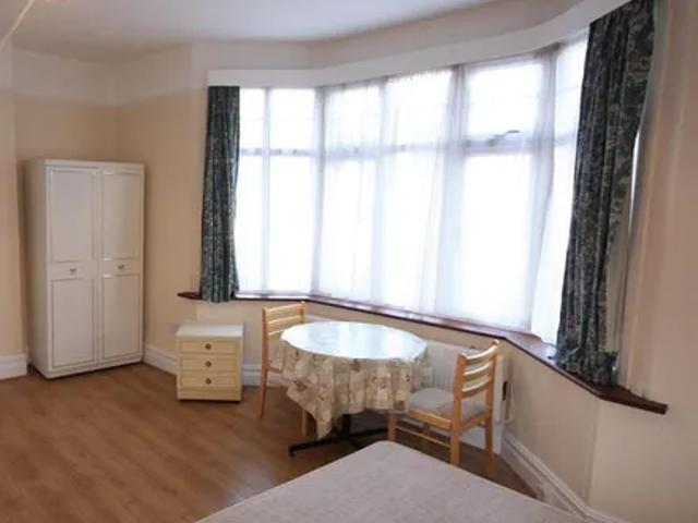 310 Upper Richmond Road West, London, SW14 7JN, United Kingdom | Studio apartment for rent #138932784 | Rentberry