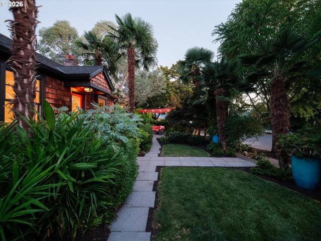 3111 n willamette blvd