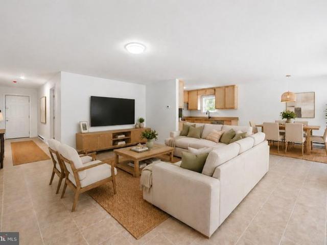 3111 Briarwood Dr, Tobyhanna, PA 18466