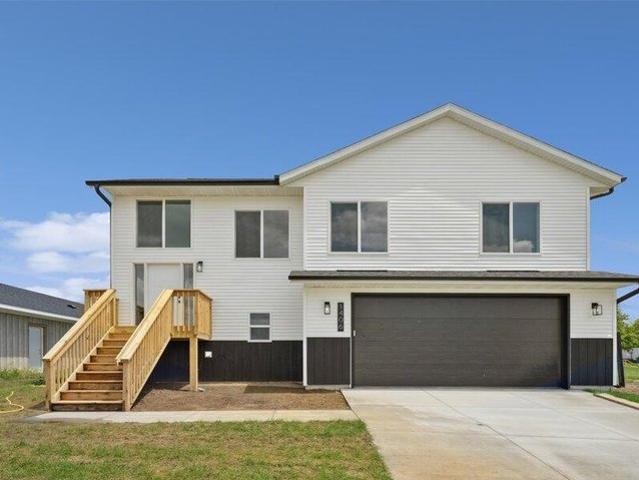 3111 Ginkgo Ln, Muscatine, IA 52761