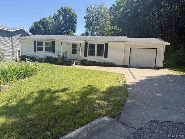311 Chestnut St, Munising, MI 49862