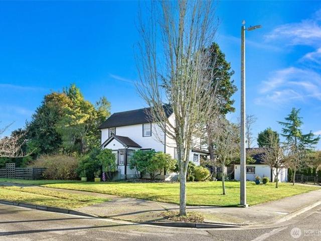 311 Cherry St, Blaine, WA 98230