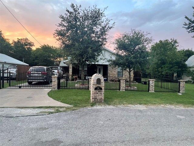 311 E 9th St, Ferris, TX 75125