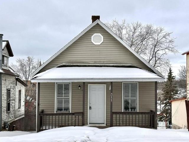 311 W Brown St, Iron Mountain, MI 49801