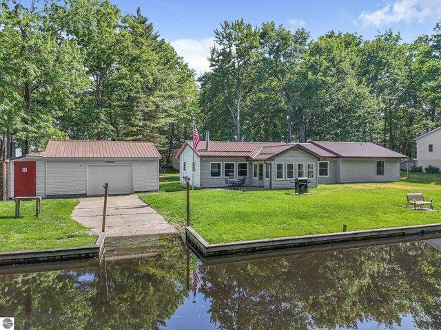311 W Lake Dr, Cadillac, MI 49601