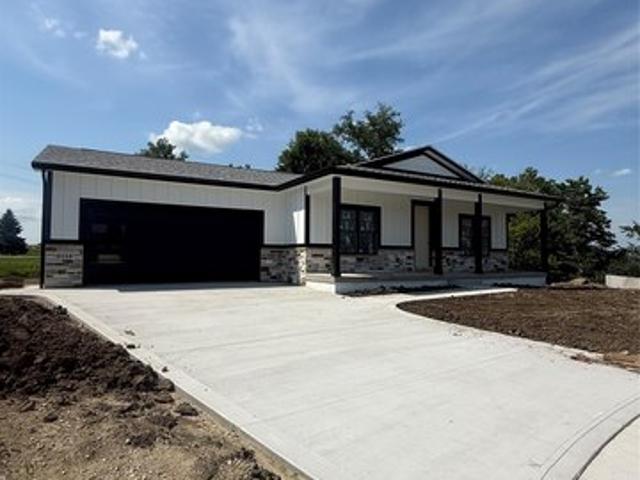 3124 Woodbury Cir, Des Moines, IA 50317