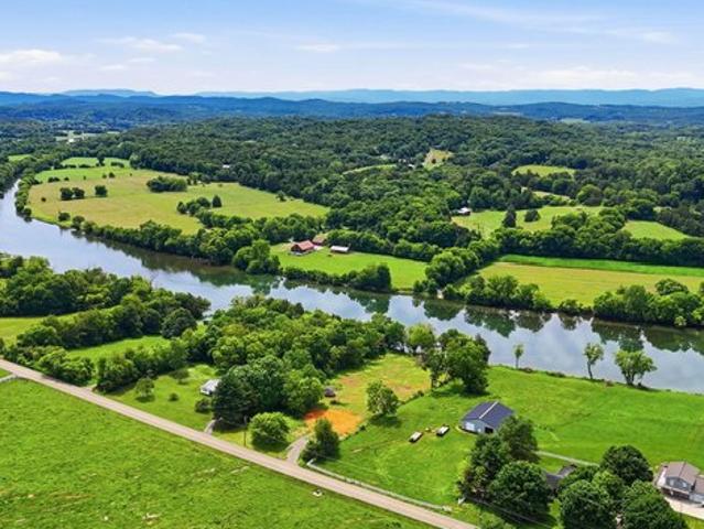 3128 Howell Rd, Mascot, TN 37806