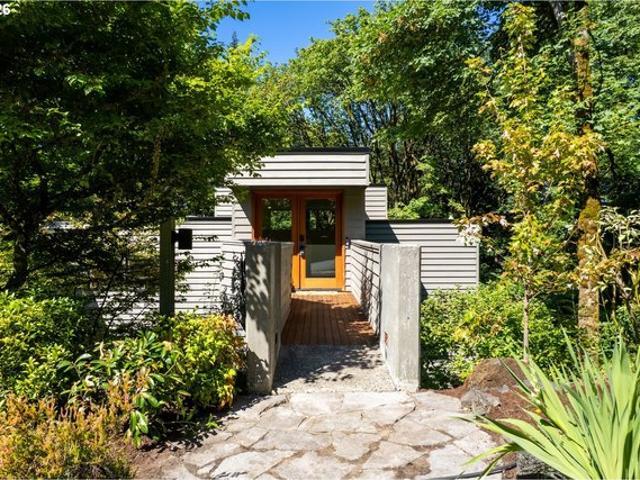 3128 SW Cascade Dr, Portland, OR 97205