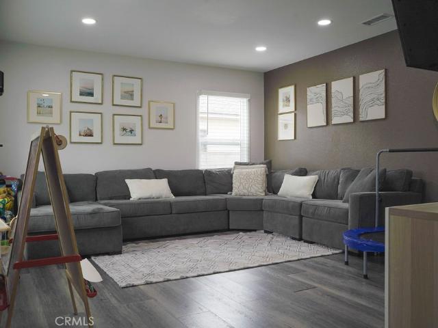 3129 W 112th