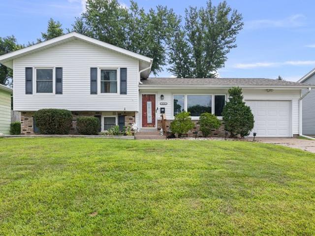 3121 Greenbrier Dr, Bettendorf, IA 52722