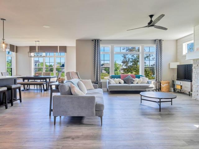 3122 Mendota Ct