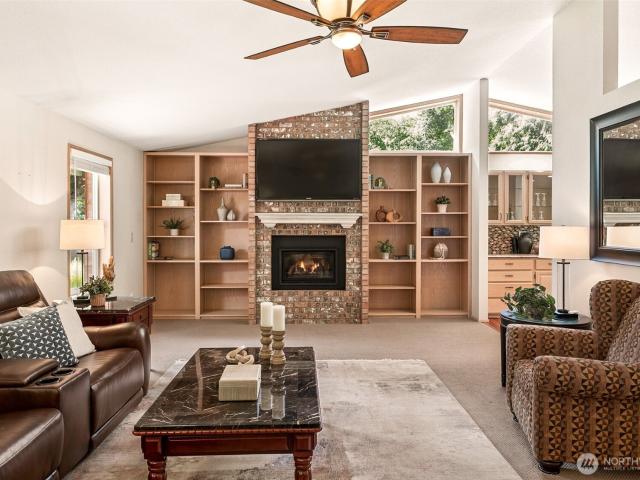 3122 Hollywood Drive NE