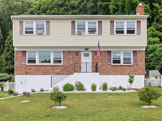3123 Douglas Dr, Yorktown Heights, NY 10598