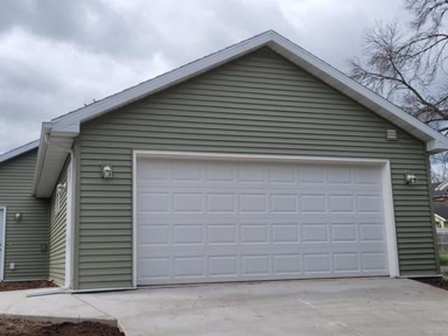 312 E Beacon Ave, New London, WI 54961