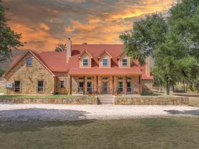 312 Oak Creek Ct, Springtown, TX 76082