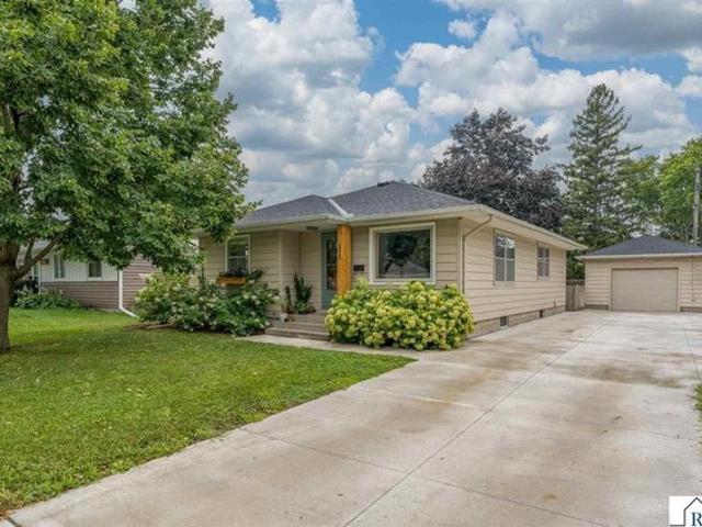 312 N Belmont Dr, Mankato, MN 56001