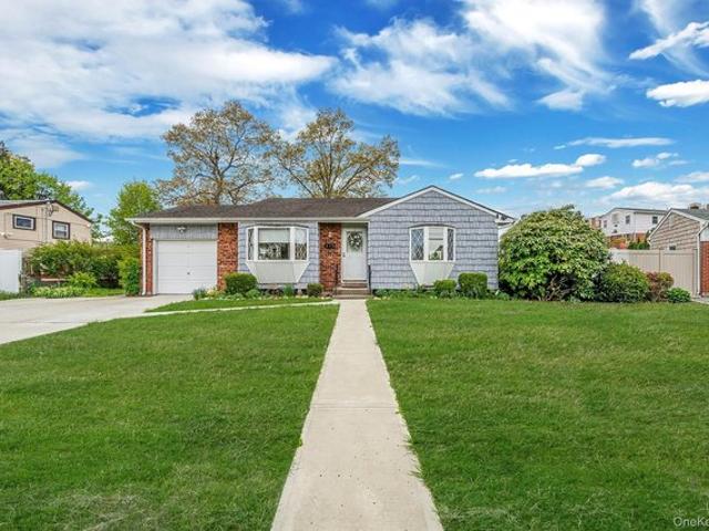 312 W 16th St, Deer Park, NY 11729