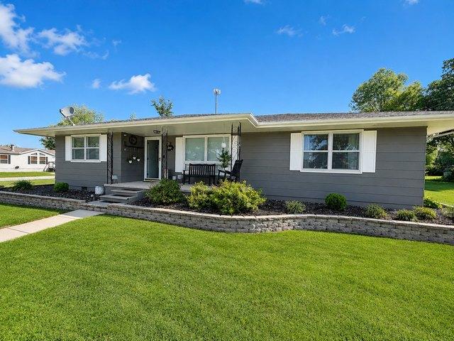 312 W Washington St, Farina, IL 62838