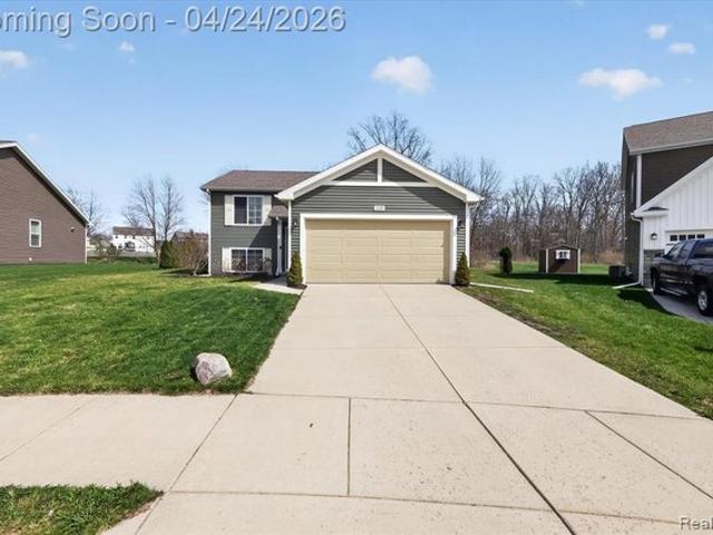 3135 Ivy Wood Cir, Howell, MI 48855