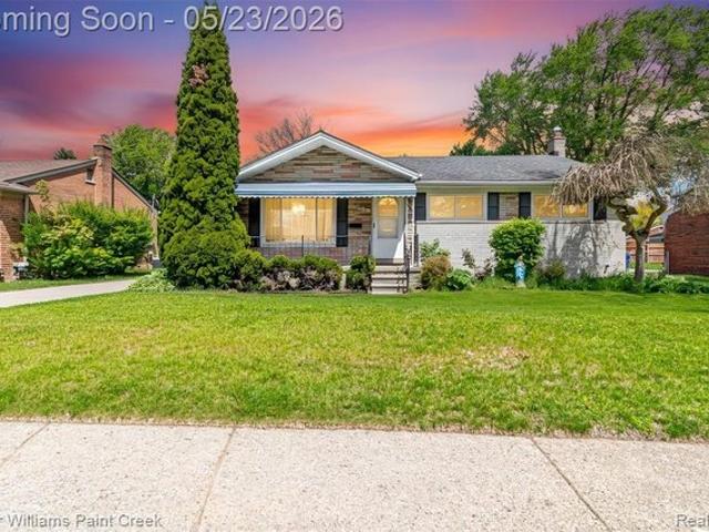 31395 Lyons Cir W, Warren, MI 48092
