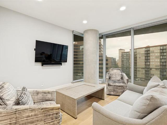 3130 N Harwood Street # 905