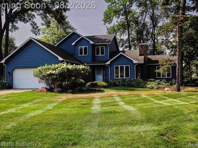3131 Smugglers Ridge Dr, Commerce Township, MI 48390