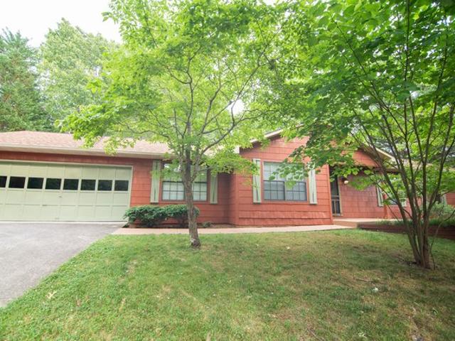 3132 Fairoaks Dr, Maryville, TN 37803