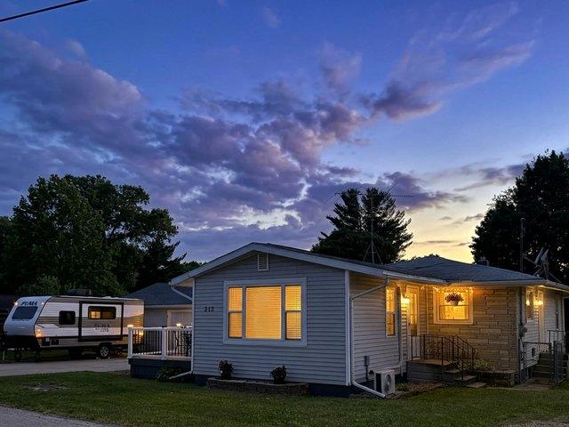 313 Ackerson Lake Dr, Jackson, MI 49201