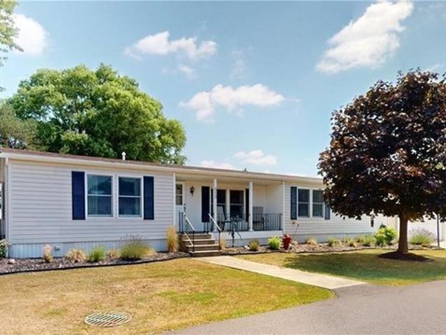 313 Applewood Dr, Lockport, NY 14094