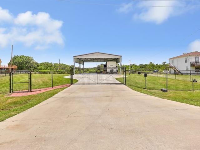 313 Oak Island Dr, Anahuac, TX 77514