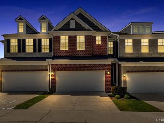 313 Strawberry Dr, Rochester Hills, MI 48307