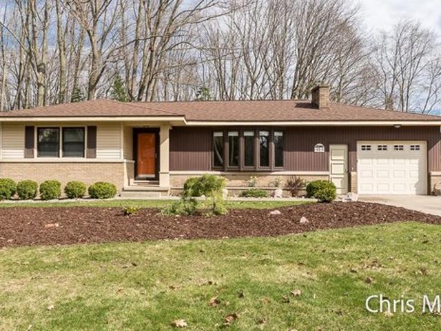 313 Robbins Rd, Grand Haven, MI 49417