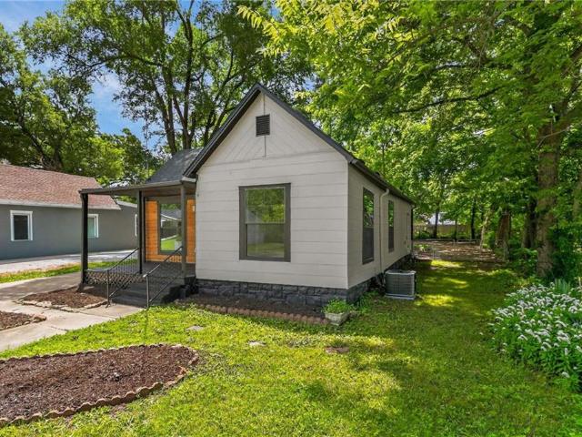 313 W Poplar Street