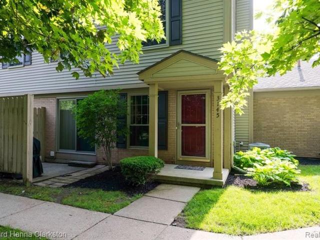 3145 Hidden Ridge Dr, Waterford Township, MI 48328