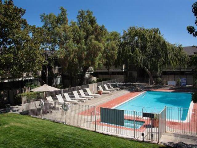 $3145 / 3br 1800ft² 3 bedroom 2 bath apartment in Mountain View view of the pool $600 off