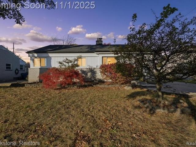31401 Lyons Cir E, Warren, MI 48092