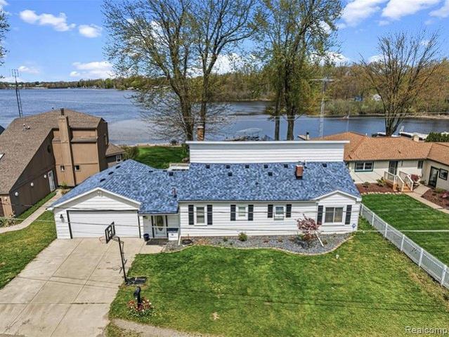 3142 Ponemah Dr, Fenton, MI 48430
