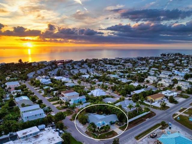 314 61st St, Holmes Beach, FL 34217