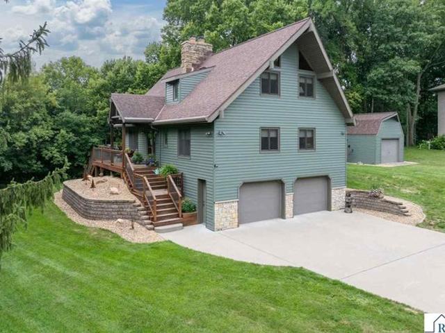 314 Meadow Woods Dr, Mankato, MN 56001