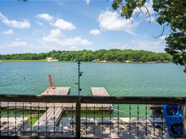 314 SE Lakeside Drive