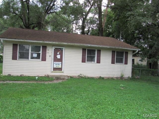 314 Pershing Ave, Wood River, IL 62095