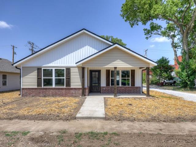 314 W Daugherty St, Carterville, MO 64835
