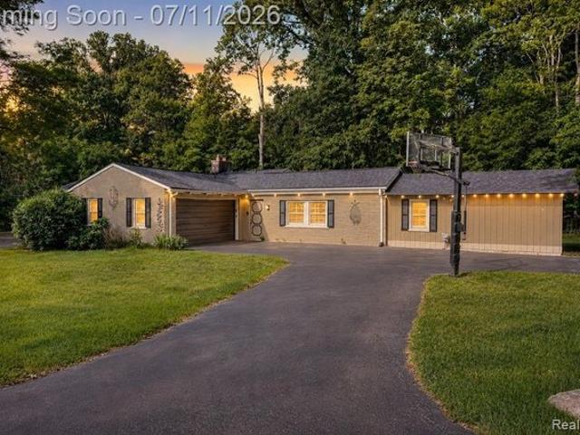 31555 Westlady Dr, Beverly Hills, MI 48025