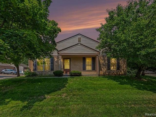 3150 Hidden Ridge Dr, Waterford Township, MI 48328